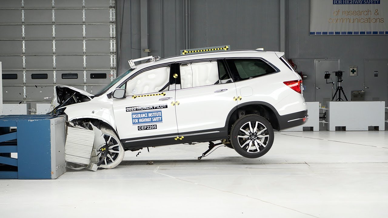 IIHS's Signature 'Moderate Overlap' Crash Now Includes A Rear Passenger ...